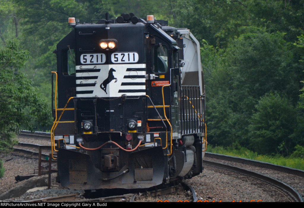NORFOLK SOUTHERN GP38-2 5211 FRONT SHOT
